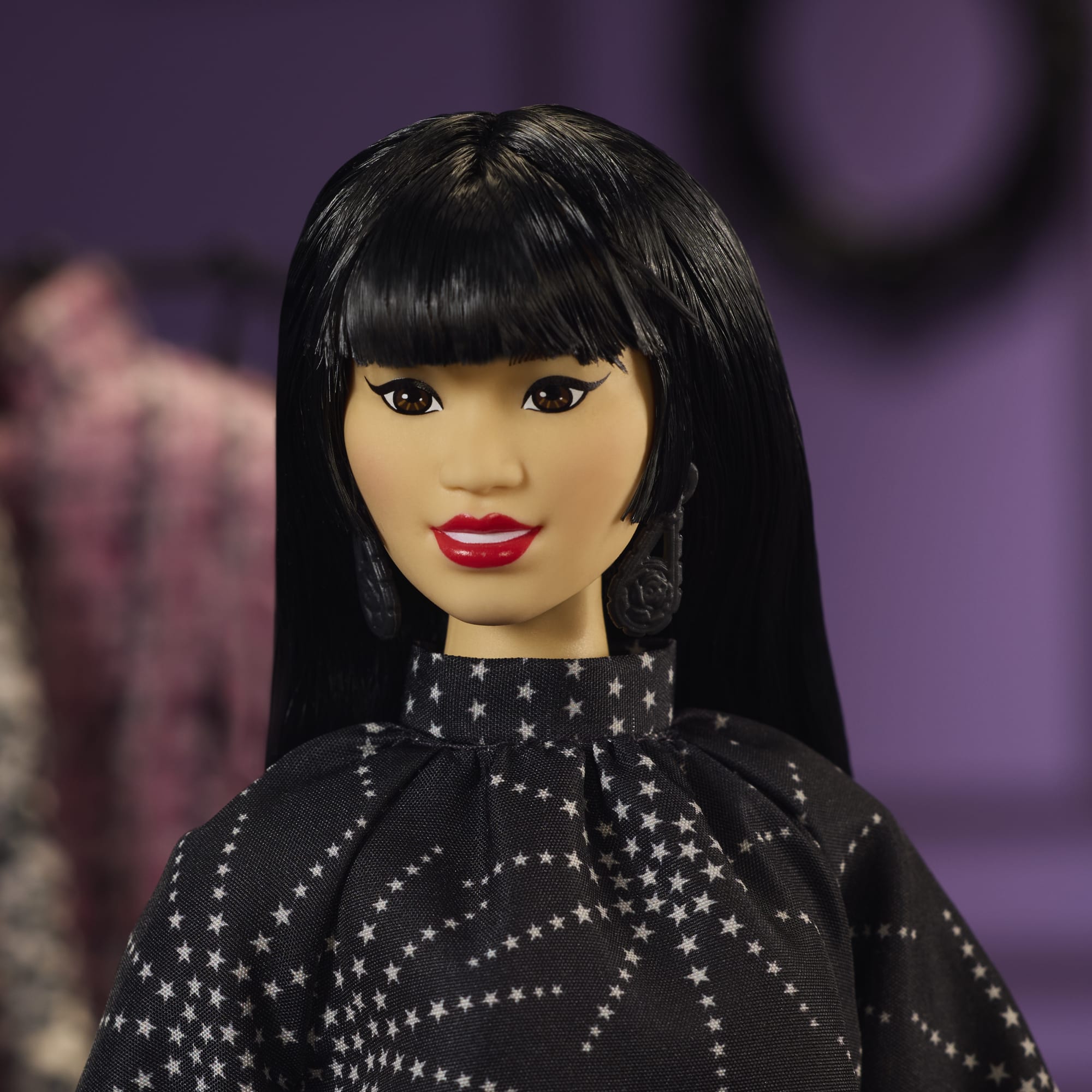 Barbie – Femmes Inspirantes – Poupée et acc. – Anna Sui, robe noire ...